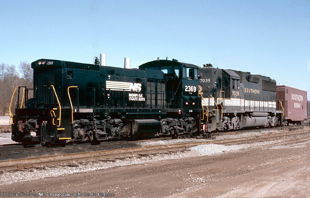Norfolk Southern MP15DC #2369, Southern Railway GP50 #7039 and Southern Radio Control car #905947